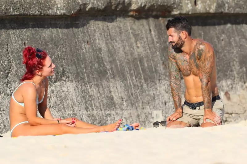 dwts sharna Burgess bikini sarunājas ar jaunu vīrieti