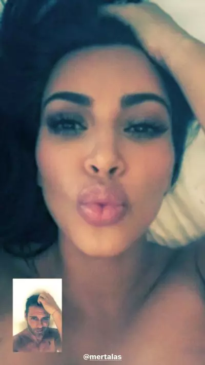 Kim Kardashian poseer toploos in die bed te midde van Kanye West-drama: Foto