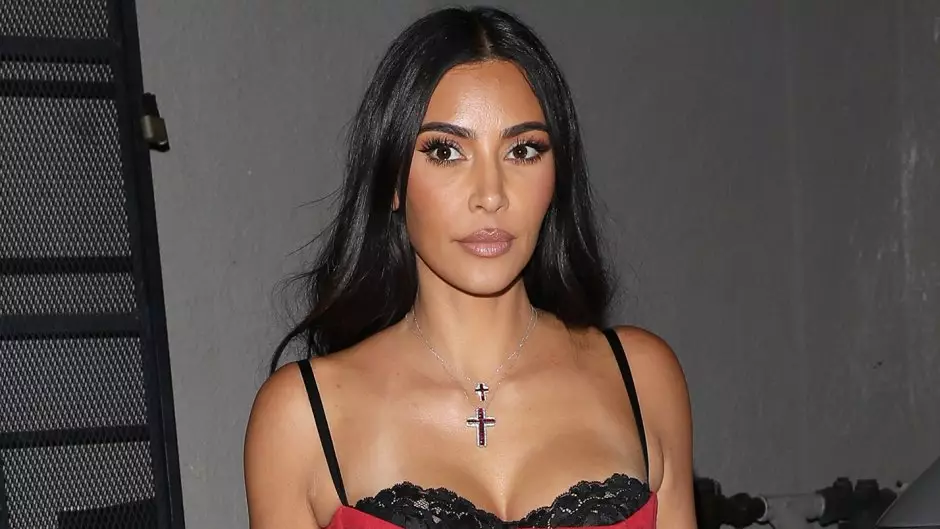 Kim Kardashian ya fito a cikin Sexy Snakeskin Corset A tsakiyar Kanye West Divorce