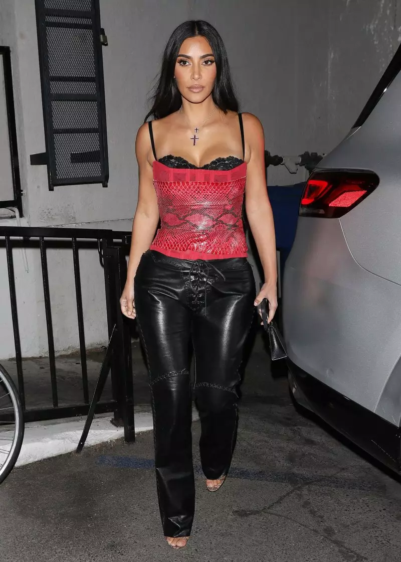 Kim Kardashian ya fito a cikin Sexy Snakeskin Corset A tsakiyar Kanye West Divorce