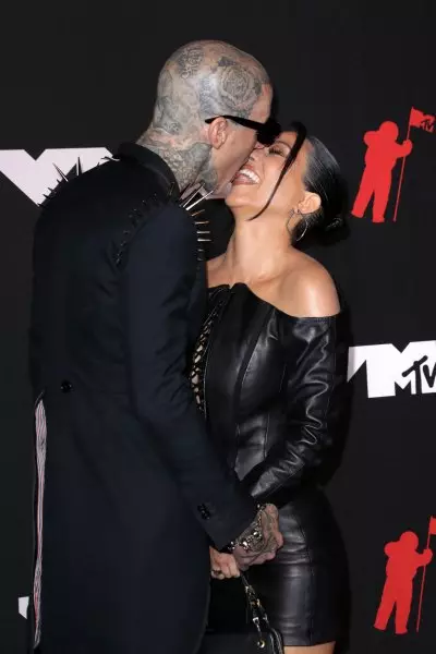 Kourtney Kardashian və Travis Barker PDA