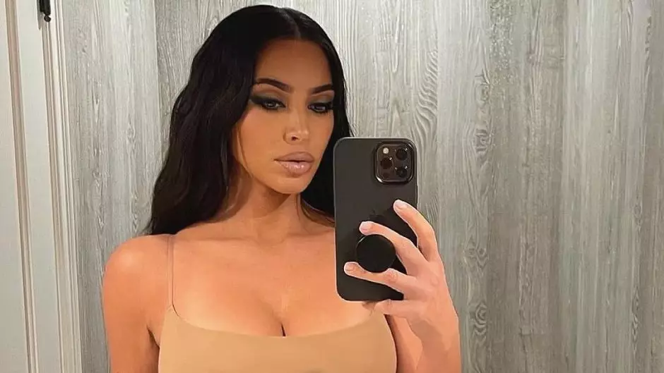 Kim Kardashian Yamaganye Imyenda Y '' Imikorere idakorwa 'hamwe na Chaps:' Ibyo ni ibiki? '