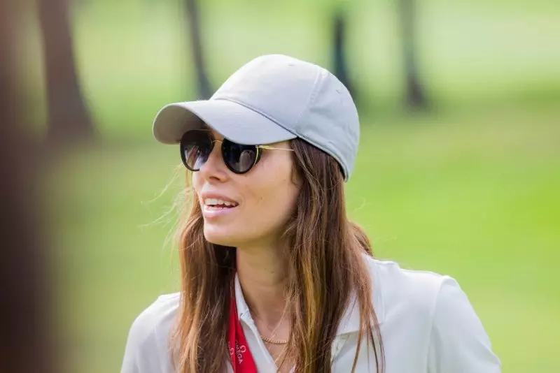 Jessica Biel amawoneka wokongola mu Golf Gear