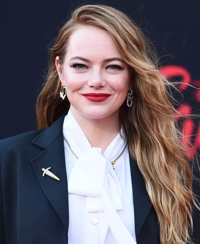 La trasformazione di Emma Stone: le foto dell'attrice Young to Now 2021