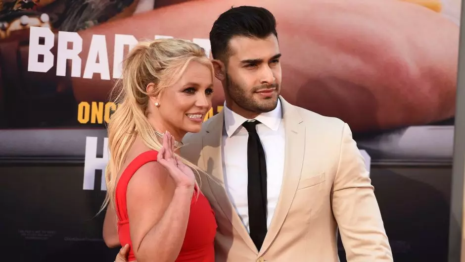 Britney Spears thiab tus hluas nraug Sam Asghari posing ntawm cov ntaub pua plag liab yog ob peb li qub