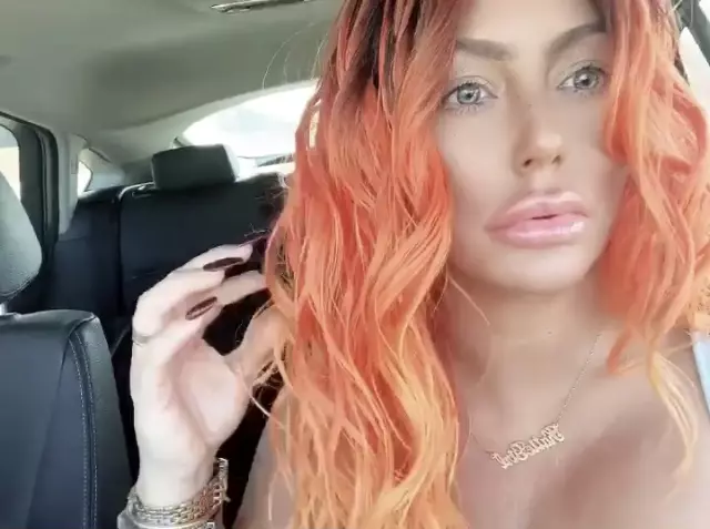 Aubrey O'Day visar upp nya läppar med orange hår