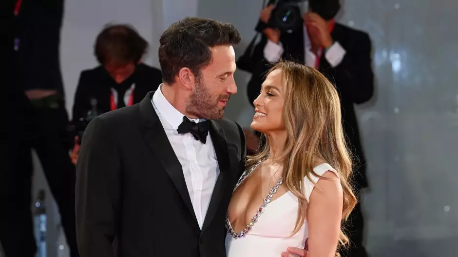 Izithombe zePDA zikaJennifer Lopez noBen Affleck: Ukuqabula nokunye