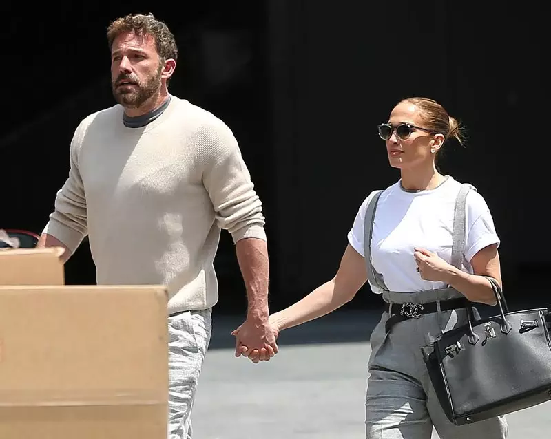 Jennifer Lopez na Ben Affleck wameketi kwenye mti ... Kupakia Kwenye PDA Hiyo! Tazama Picha zao za Steamiest