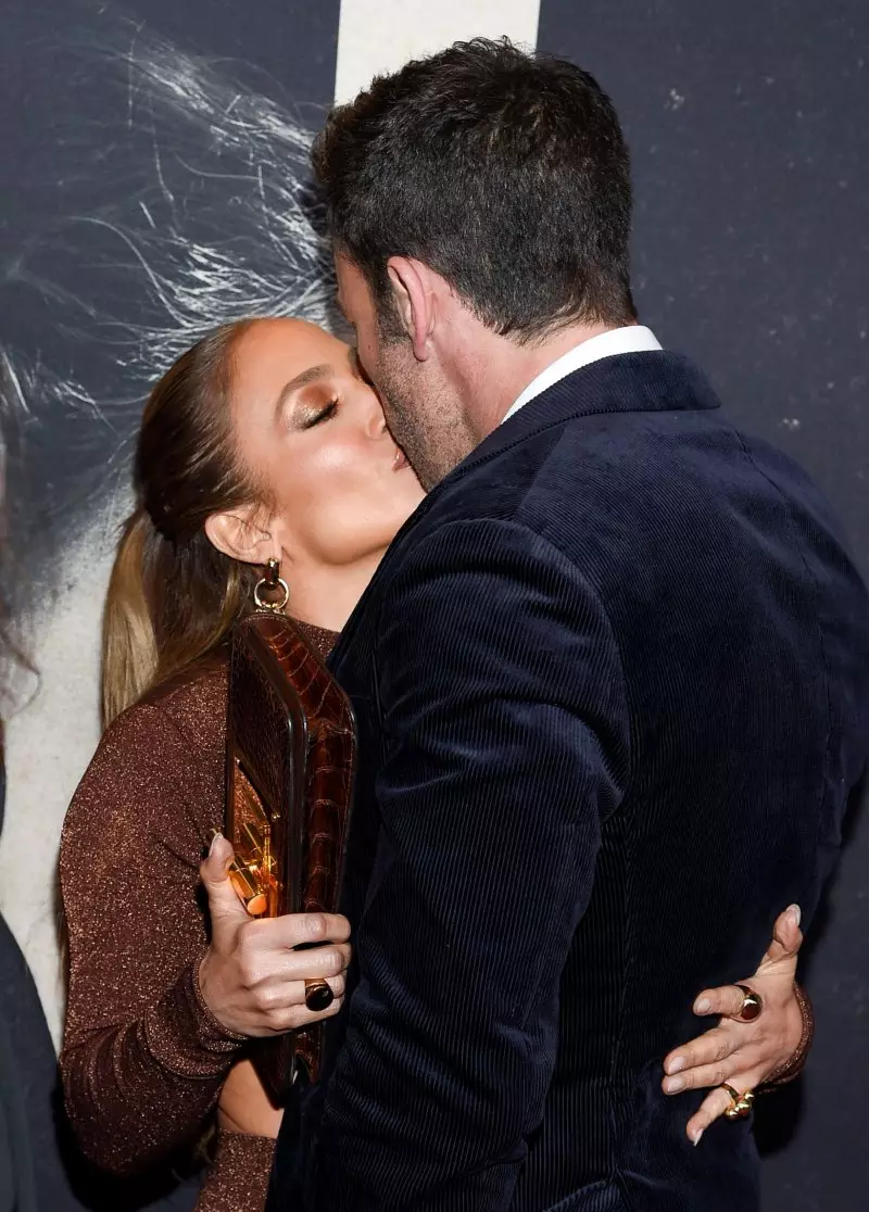 Jennifer Lopez na Ben Affleck wameketi kwenye mti ... Kupakia Kwenye PDA Hiyo! Tazama Picha zao za Steamiest