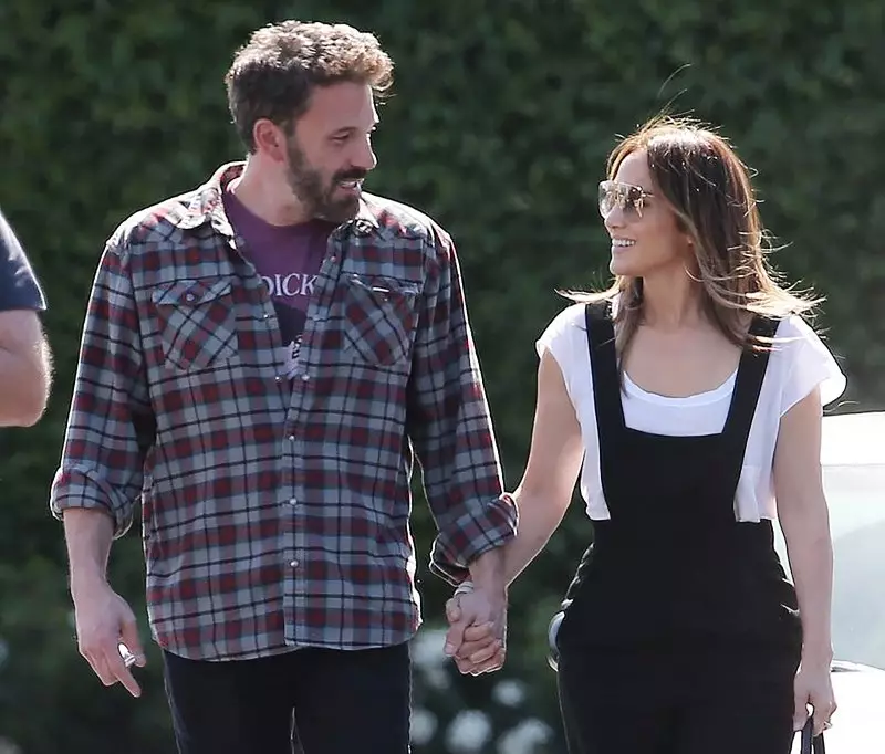 Jennifer Lopez và Ben Affleck đang ngồi trên cây ... đóng gói trên chiếc PDA đó! Xem những bức ảnh hấp dẫn nhất của họ