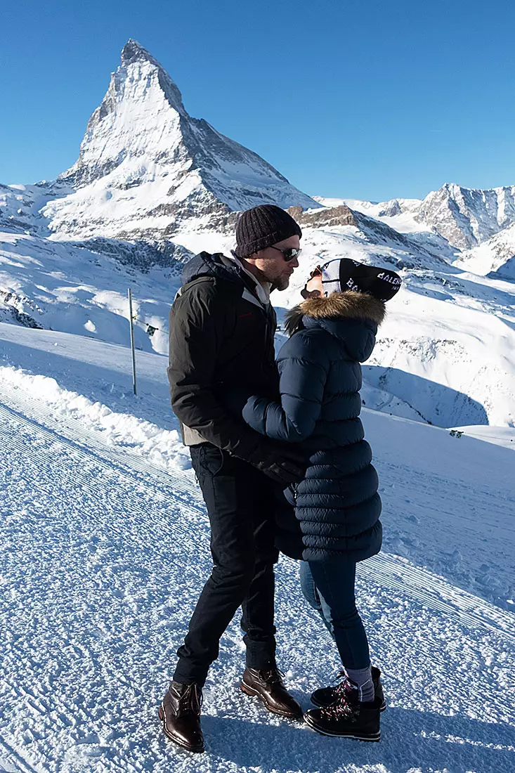 Kaley Cuoco sieht auf Flitterwochen-Bildern mit Karl Cook wie ein totaler Schneehase aus