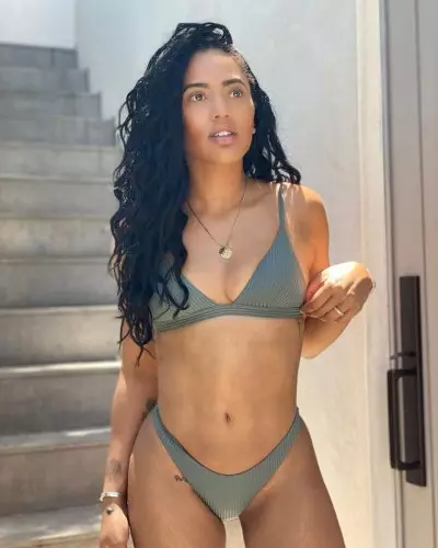 ayesha-curry-post-beba-pezo-perdo-bikini-fotoj-de-paŝo