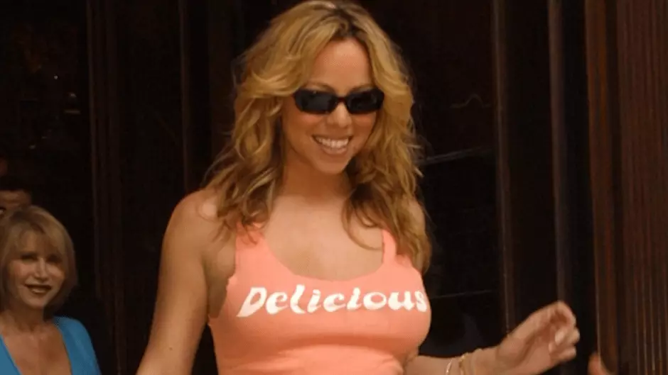 U-Mariah Carey ogqoke i-tank top ethi kumnandi