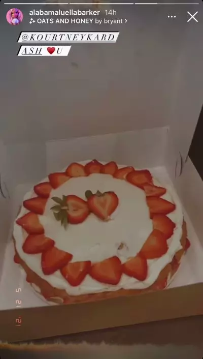 kourtney-gifts-alabama-strawberry-cake