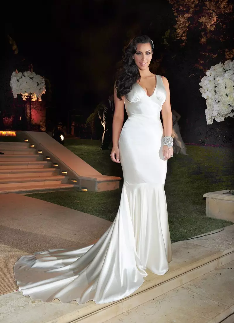 Gaun Pengantin Kardashians-Jenners: Foto Gaun