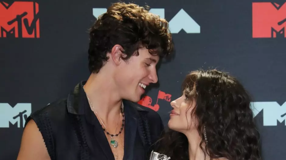 Shawn Mendes a Camila Cabello yn Edrych ar ein gilydd