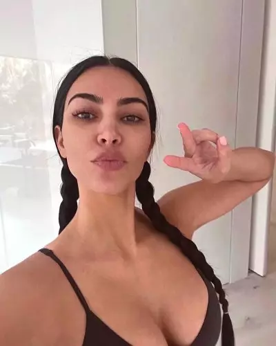 Kim Kardashian elkábítja az új, szűretlen, sminkmentes fotót: „Not Jet-Lagged”