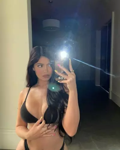Kylie Jenner popisuje się swoim stonowanym brzuchem i dekoltem po ciężkim treningu