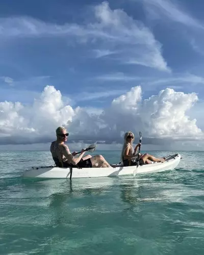 पीडीए अलर्ट! बिकनी पहने समुद्र तट यात्रा के दौरान किम कार्दशियन और पीट डेविडसन चुंबन