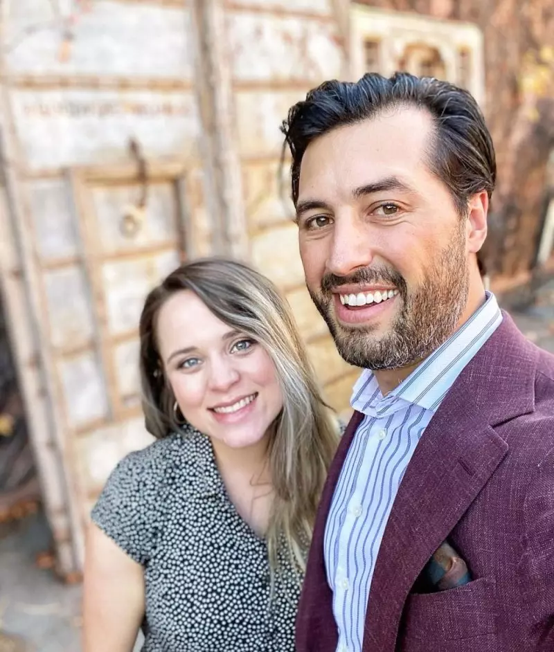 Schwangere-Jinger-Duggar-flaunts-baby-bump-op-modieuze-lunch-date-mei-Jeremy-Vuolo