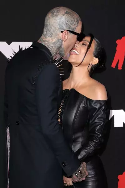 Travis Barker Kourtney Kardashian beijo de língua fumegante