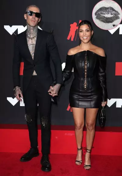 Tato Travis Barker Tunangan Kourtney Kardashian Bibir pada Dia Setelah Pertunangan LS