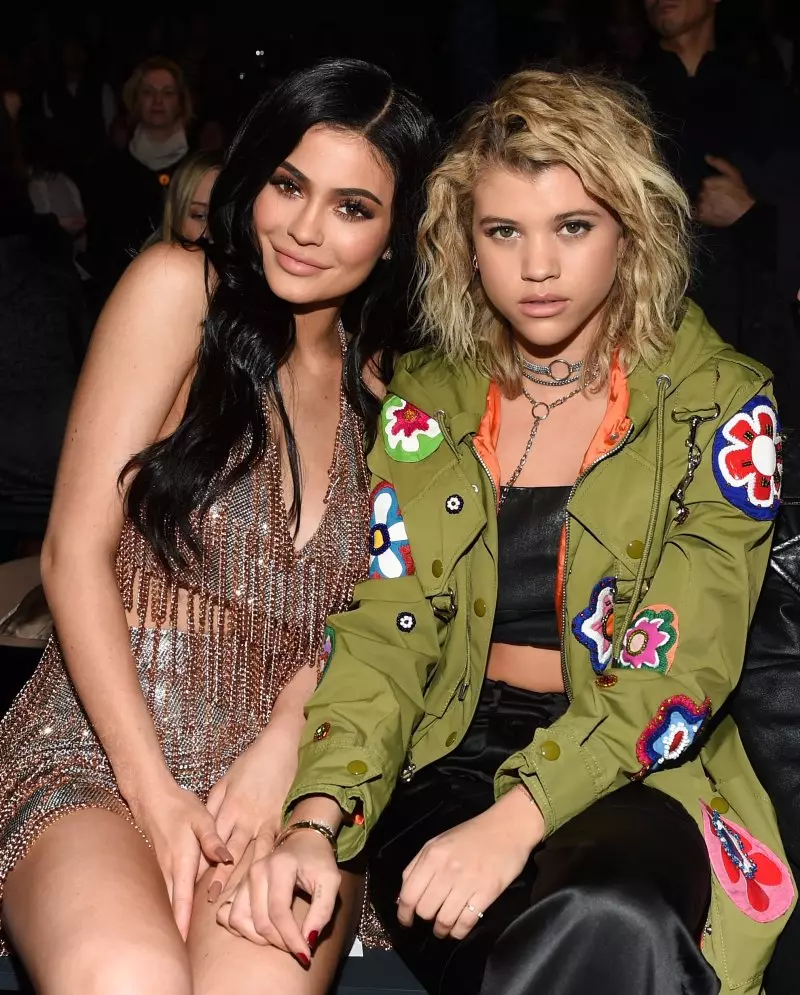 Kylie Jenner lan Sofia Richie lungguh ing peragaan busana ing 2017