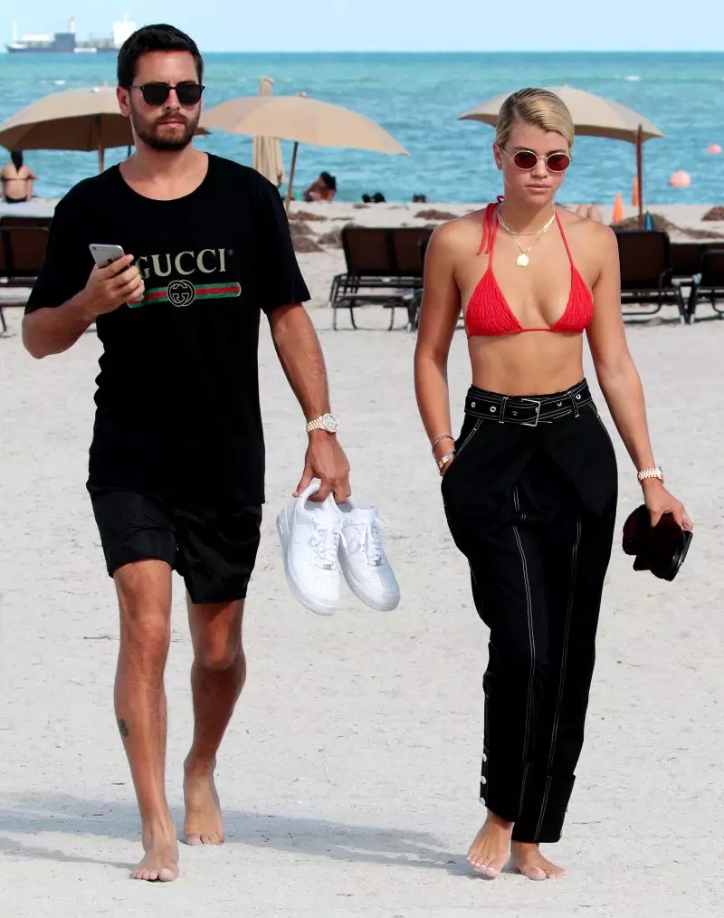 Scott Disick at Sofia Richie na naglalakad sa dalampasigan