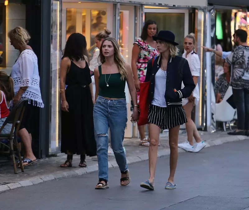 Cara Delevingne kaj Ashley Benson promenante en St Tropez