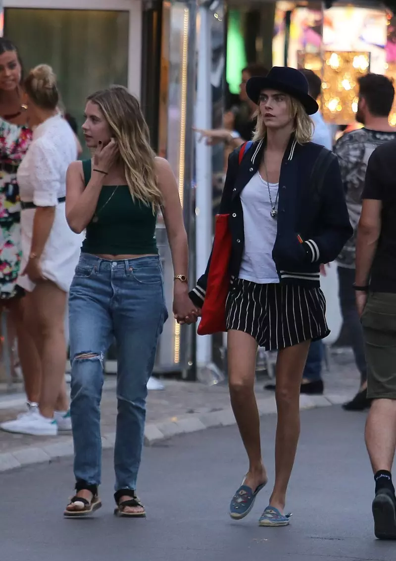 Cara Delevingne ja Ashley Benson St Tropezis jalutamas