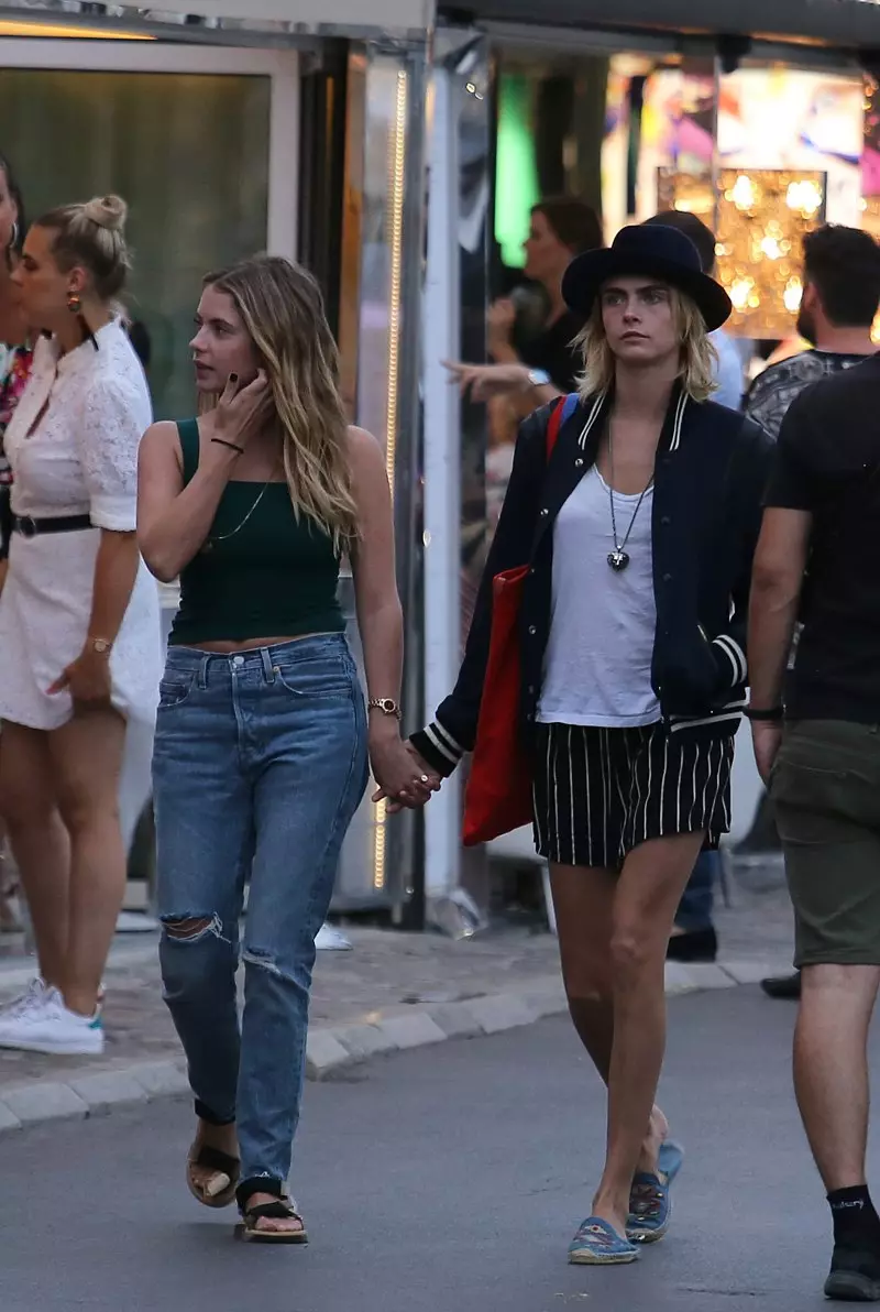 Cara Delevingne kaj Ashley Benson promenante en St Tropez