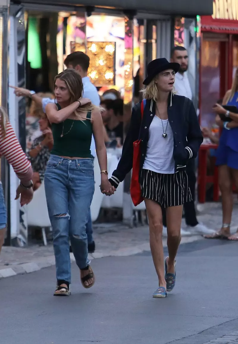 Sina Cara Delevingne at Ashley Benson na naglalakad sa St Tropez