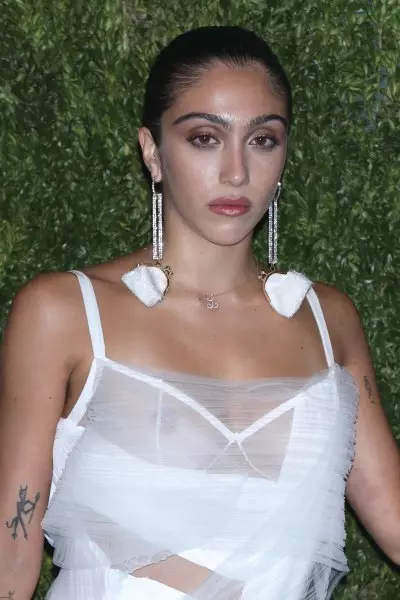 Binti wa Madonna Lourdes Leon Amevaa Mavazi Meupe Na Pete Zenye Dangly