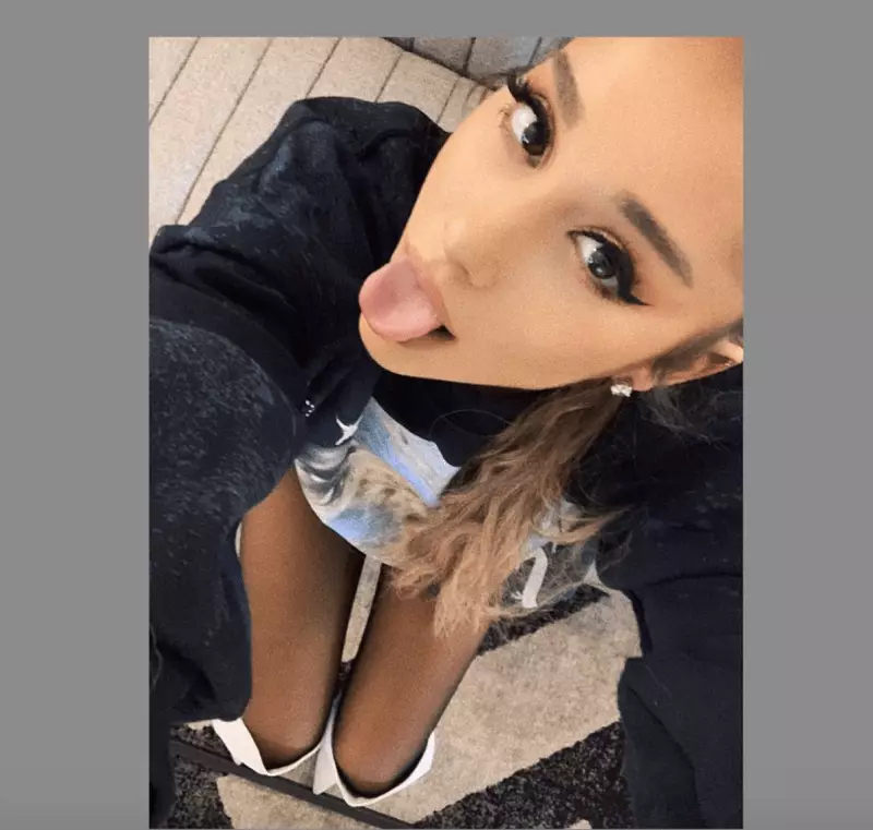 Ariana Grande wystawia swój język