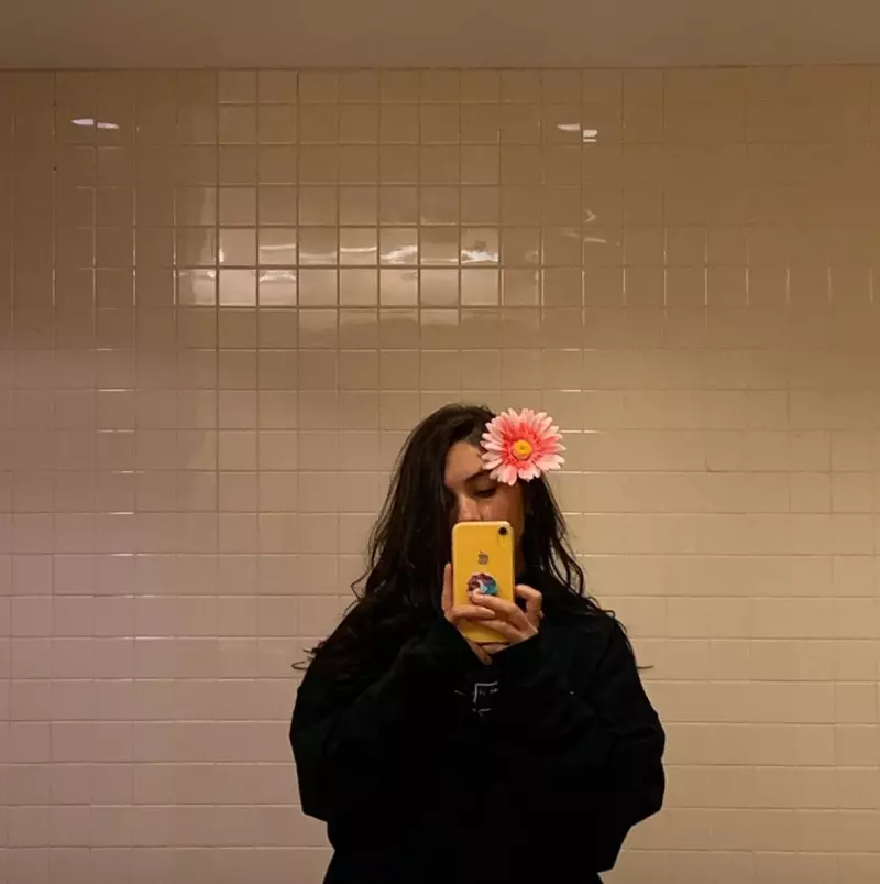 Alessia Cara tirando uma selfie no espelho
