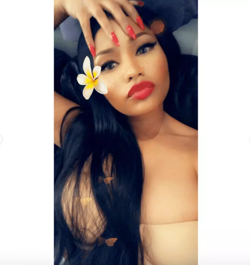 Ники Минаж користи филтер за Snapchat