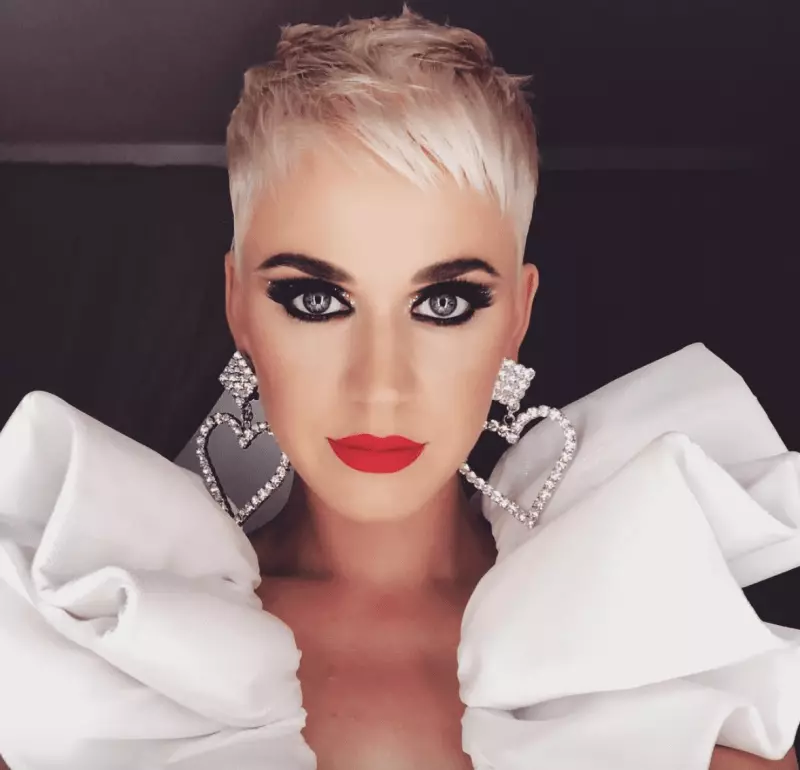 Katy Perry de branco