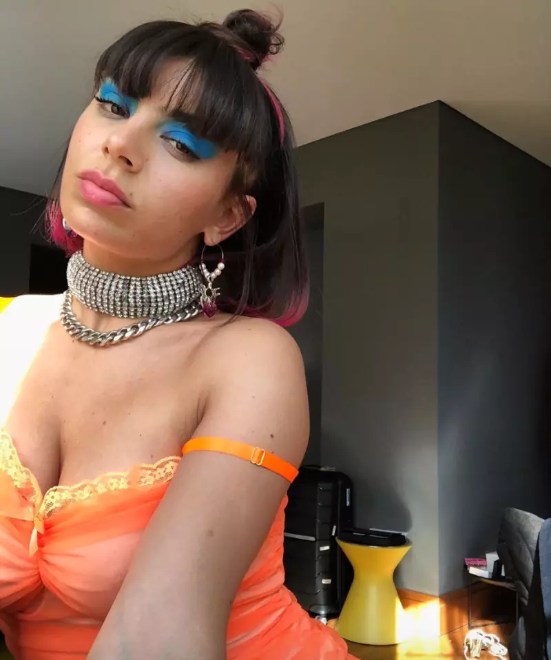 Charli XCX Maké Oranyeu