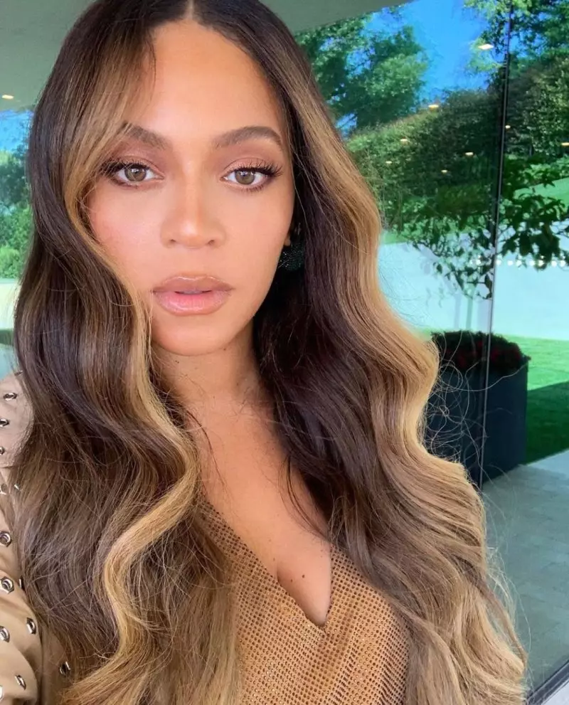 Beyoncé má na sebe hnedú košeľu