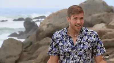 Bachelor Jordan Kimball w raju w szoku na plaży