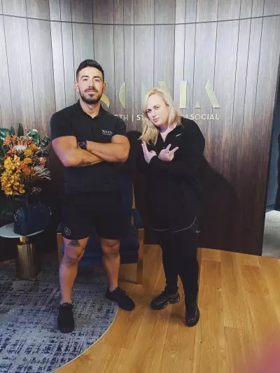 rebel wilson z osebnim trenerjem jono castano acero