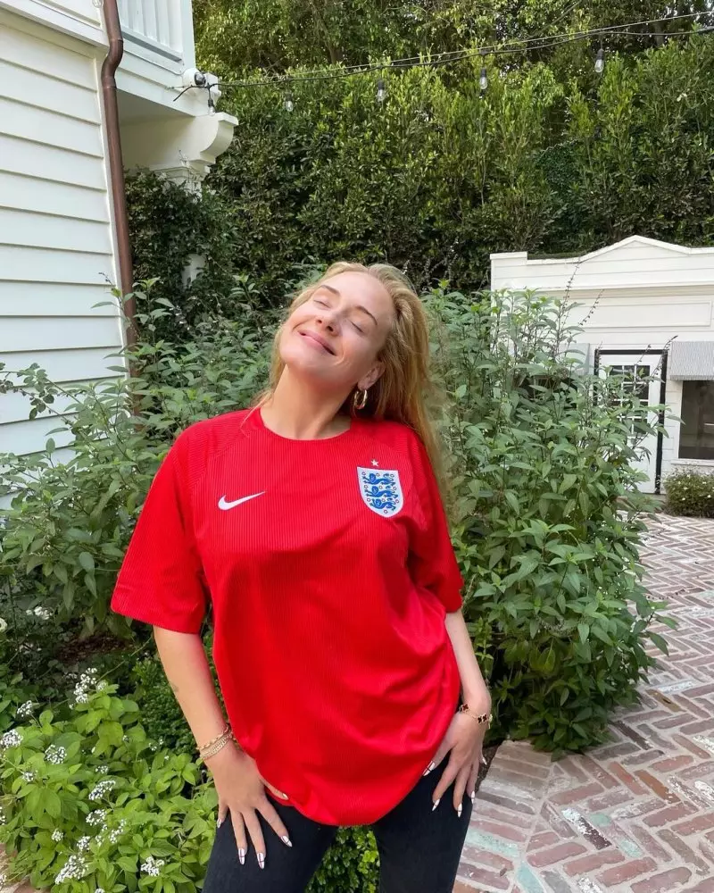 Adele Bobot Mundhut Photos Soccer Jersey