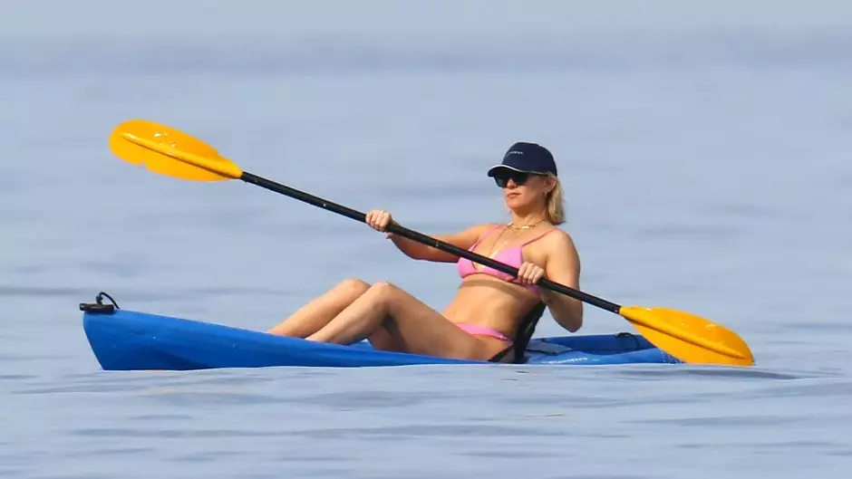 Kate Hudson yambaye bikini yijimye mu biruhuko n'umuryango we