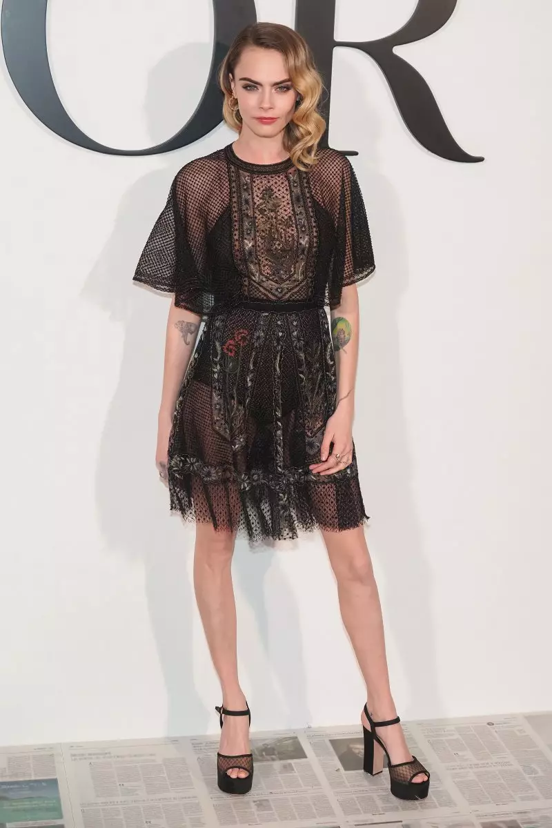 Cara Delevingne Black Lace Dres på Dior Show