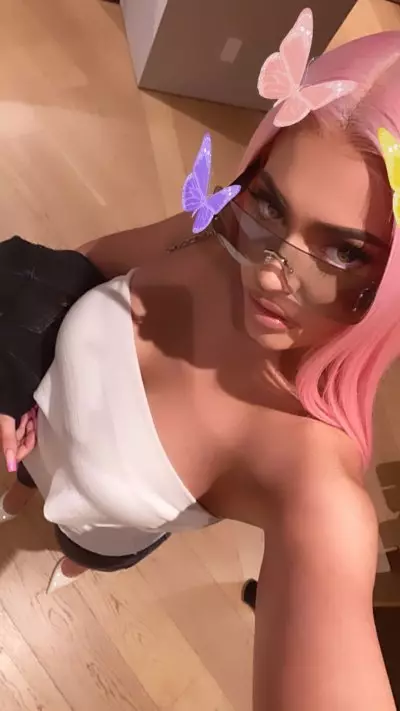 Kylie Jenner Anopfeka Pink Wig yeVictorias Birthday