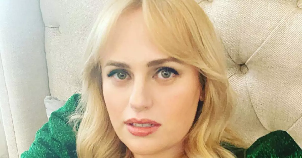 Rebel Wilson flaunts cosa in éadaí Oíche Shamhna i measc meáchain caillteanas