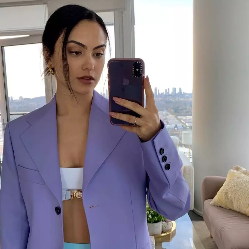 Camila Mendes Braless: Lifoto tsa 'Riverdale' Actor ea se nang Bra 3