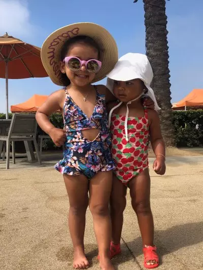 Dream Kardashian ชุดว่ายน้ำวัน True Thompson Pool ด้วยกัน