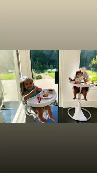 True Thompson Dream Kardashian prenant son petit-déjeuner dans ses chaises hautes khloe kardashian instagram