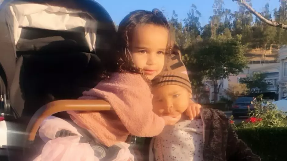 Dream Kardashian e True Thompson si abbracciano a Playdate con Khloe Kardashian